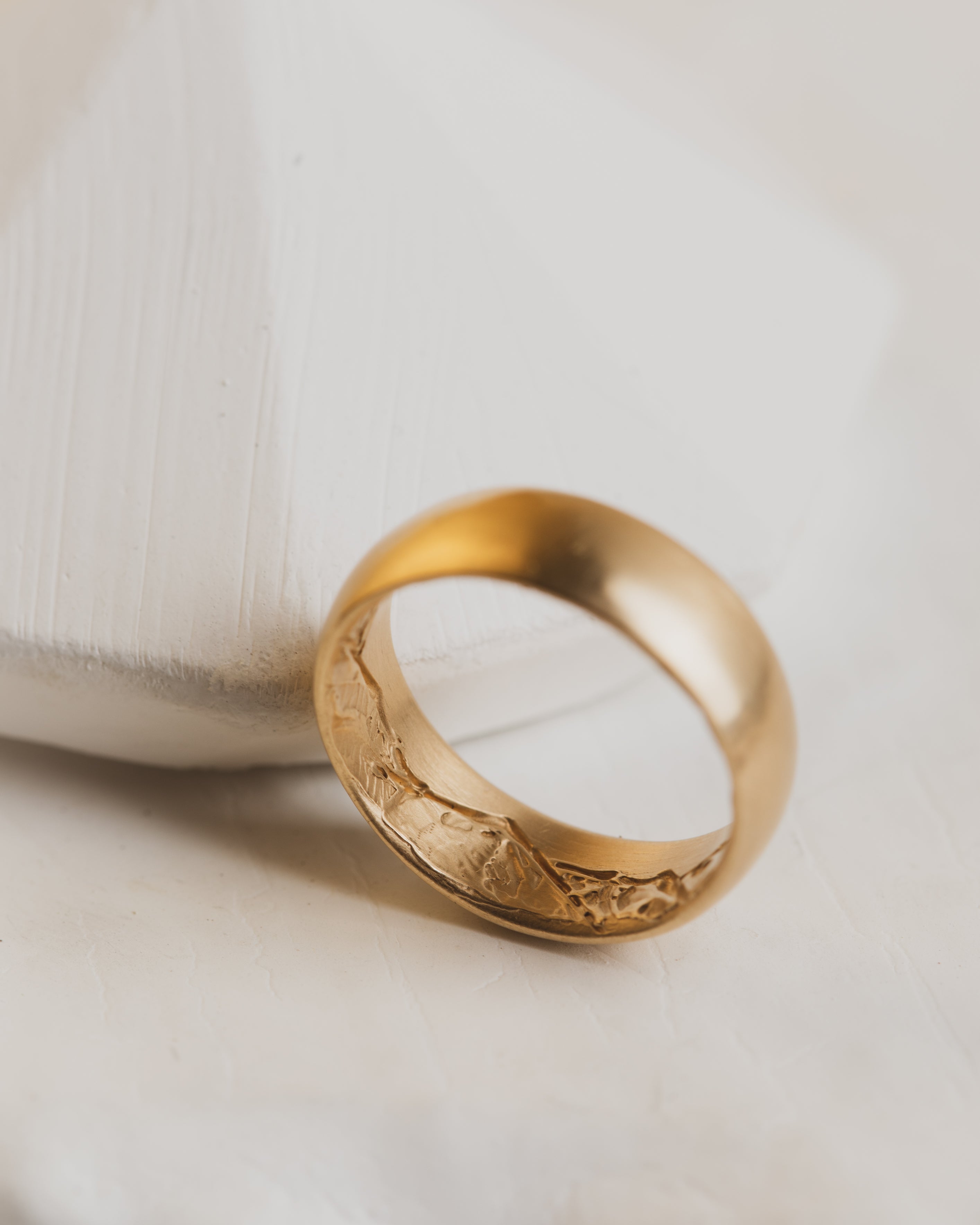 Brushed 14K Interior Carved Mountain Band – Dillon Rose